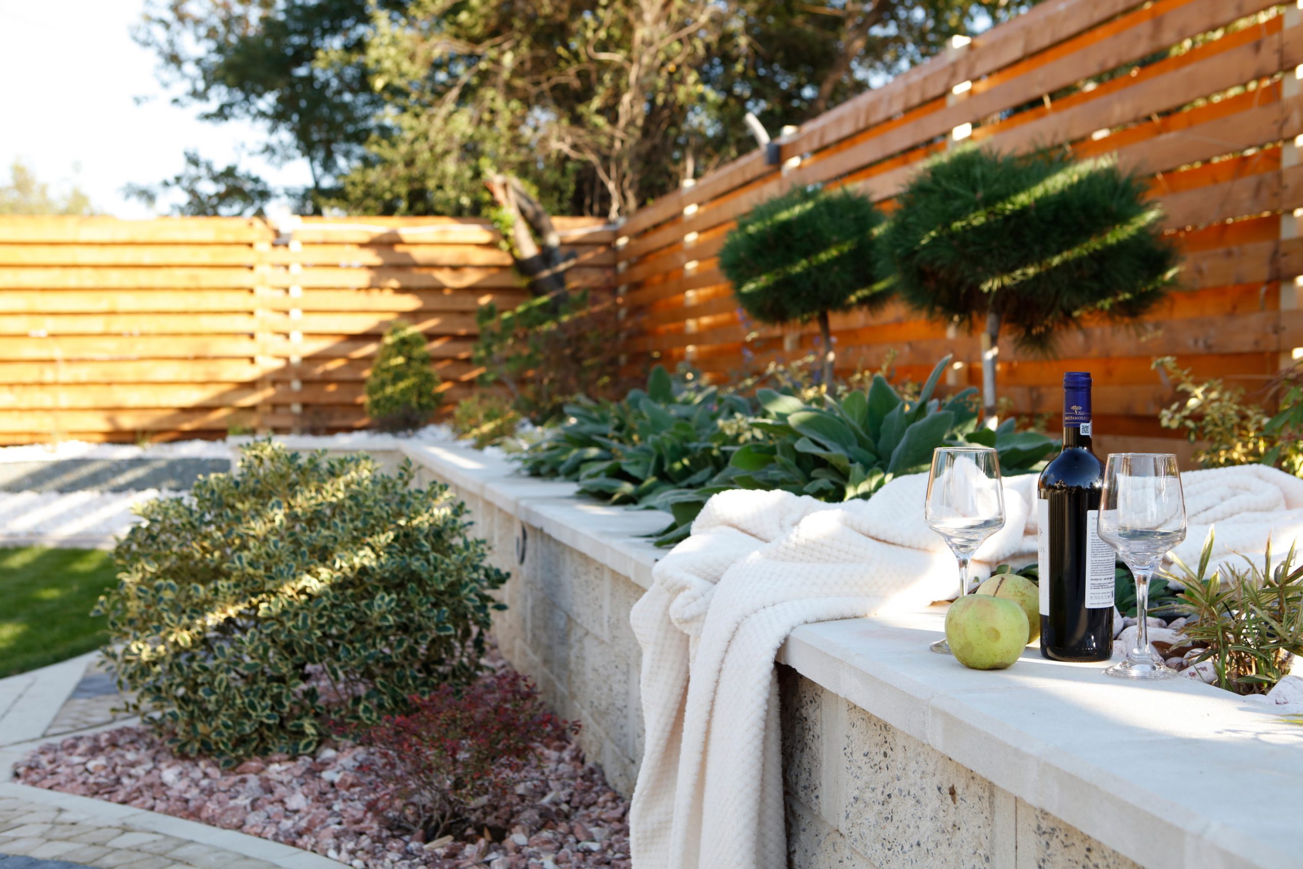 Idei de amenajare cu jardiniere exterioare - Blog Elis Pavaje