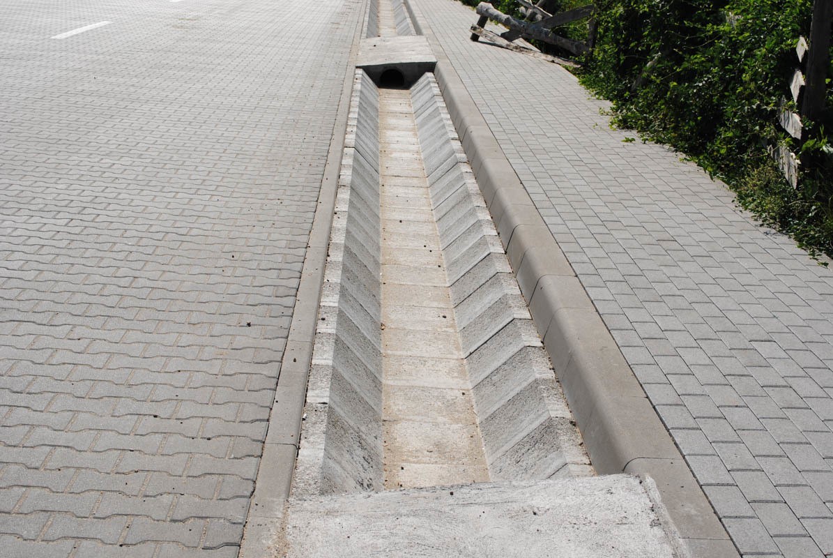 Sant trapezoidal prefabricat din beton R4 - Elis Pavaje