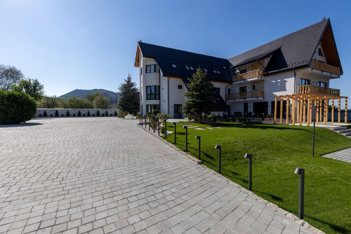 Piatra Cubica Andezit Albini 15/15/6-8 cm, cu o fata taiata - Elis Pavaje